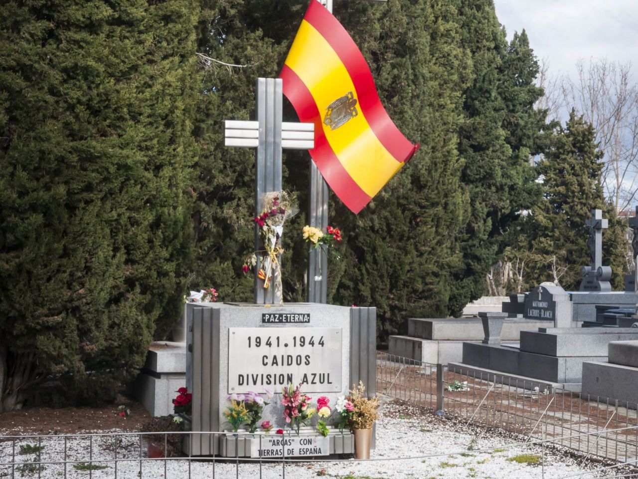 EL MUR: LOS FACHOS, LOS FACHAS Y LOS REFACHAS – Cartelera Turia